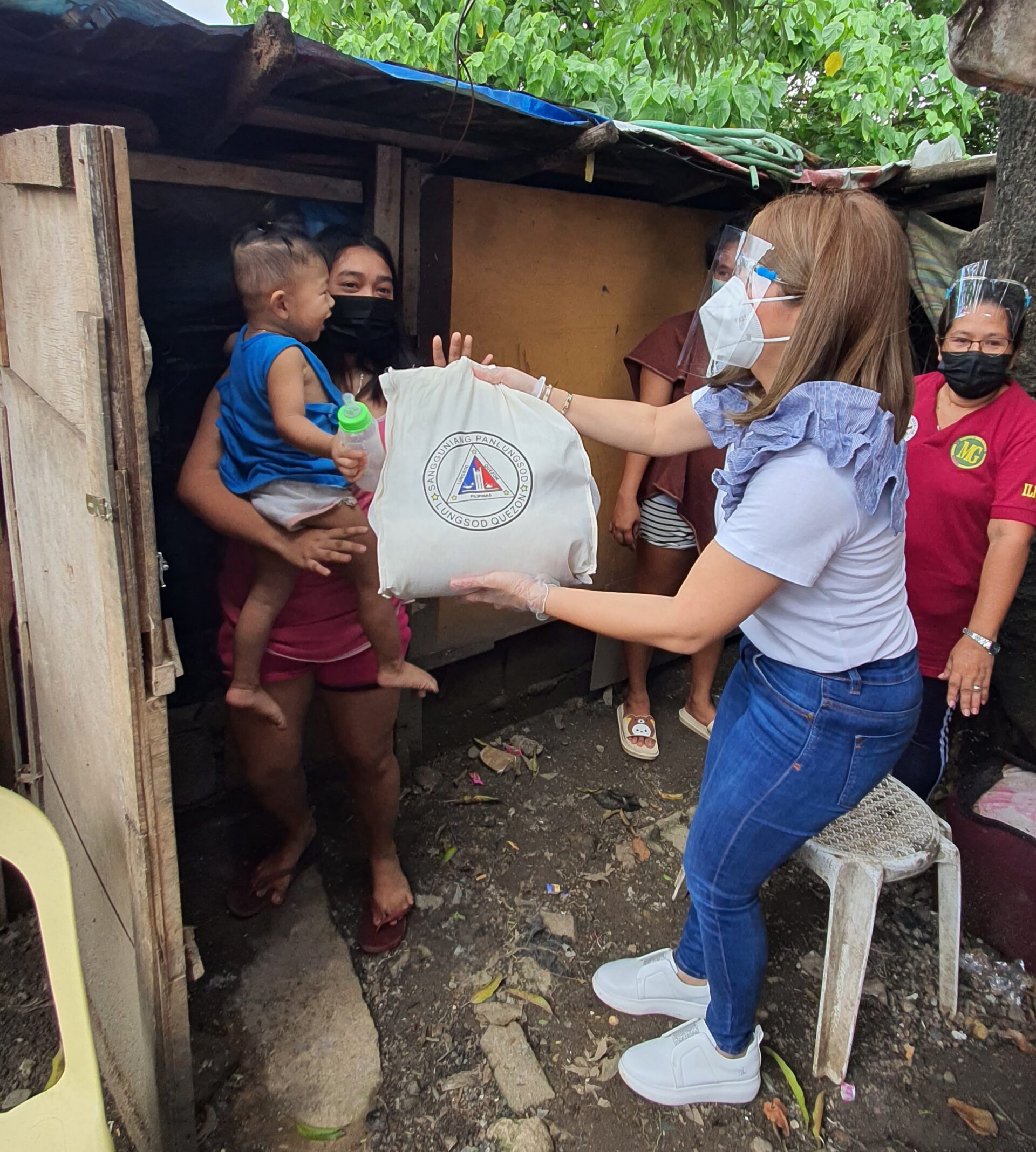 QC Councilor distributes relief goods amid ECQ - Philippines Graphic
