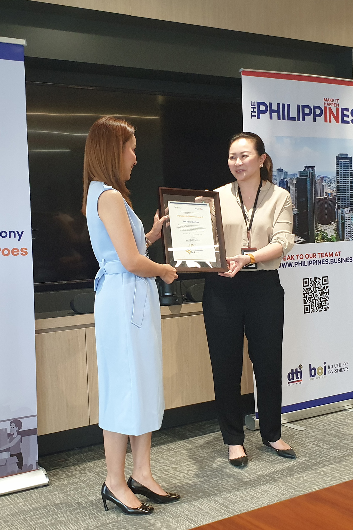 SM Foundation receives Pandemic Heroes Award - Philippines Graphic