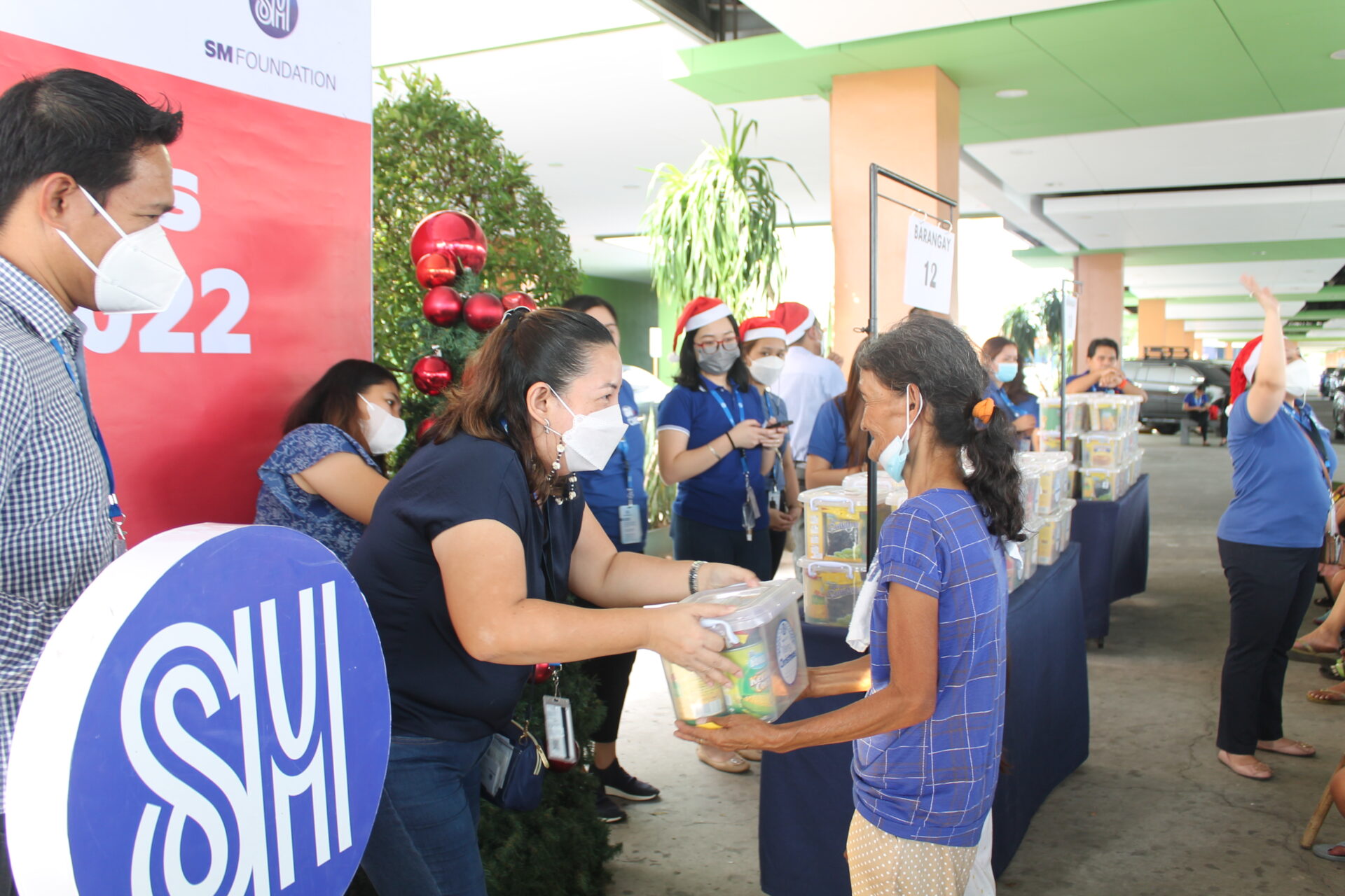 SM employees give the gift of volunteerism - Philippines Graphic