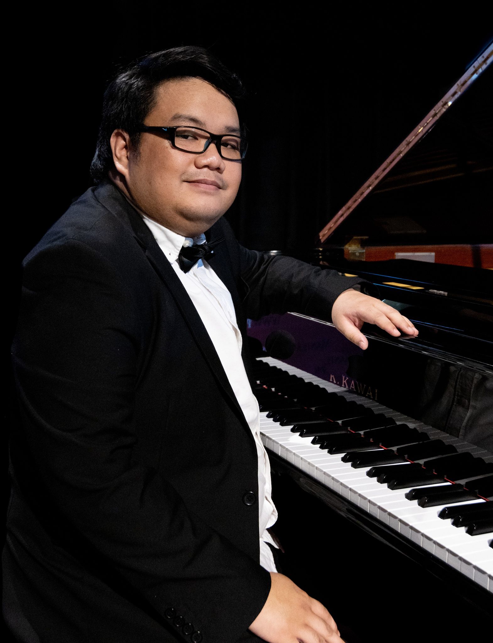 PRIZE-WINNING VIOLINIST AT MANILA PIANOS AUG. 17 - Philippines Graphic