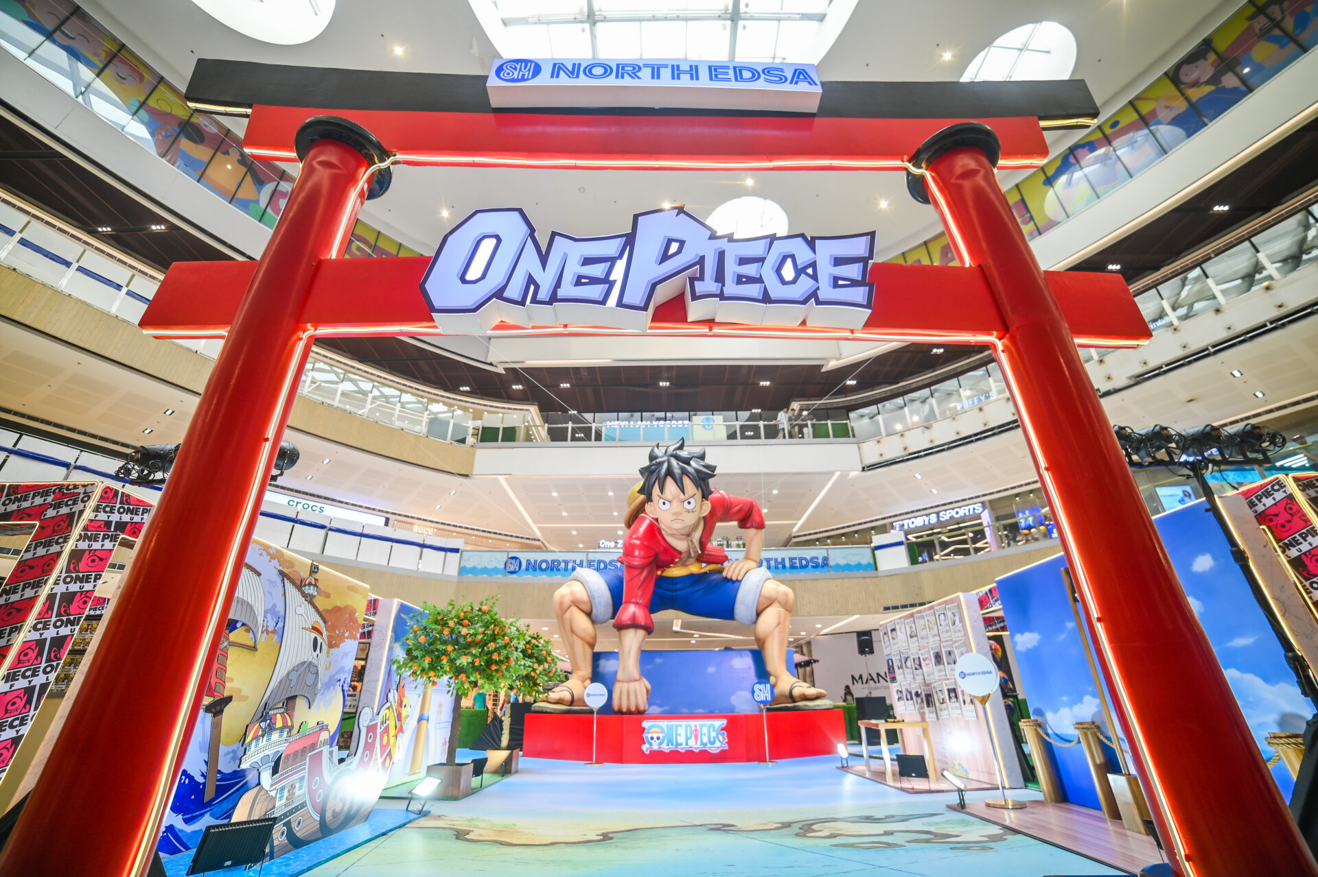 21-ft Tall Straw Hat Luffy sets sail to SM North EDSA for Animezing ...