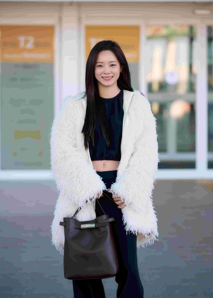 Kim Se-Jeong carrying Longchamp Le Smart Bag at the airport ...
